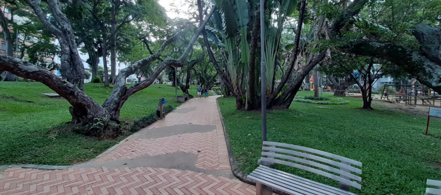 El verde predomina en este representativo espacio público de la capital ...