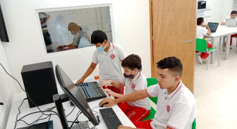 ¿Cómo están dotadas las aulas?